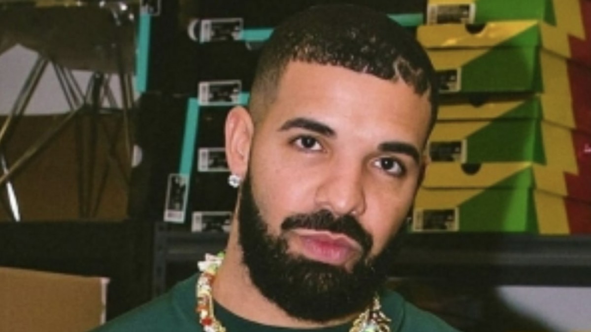 Drake Schools Male Fan For Starting Tussle With Woman Over His Sweaty Towel