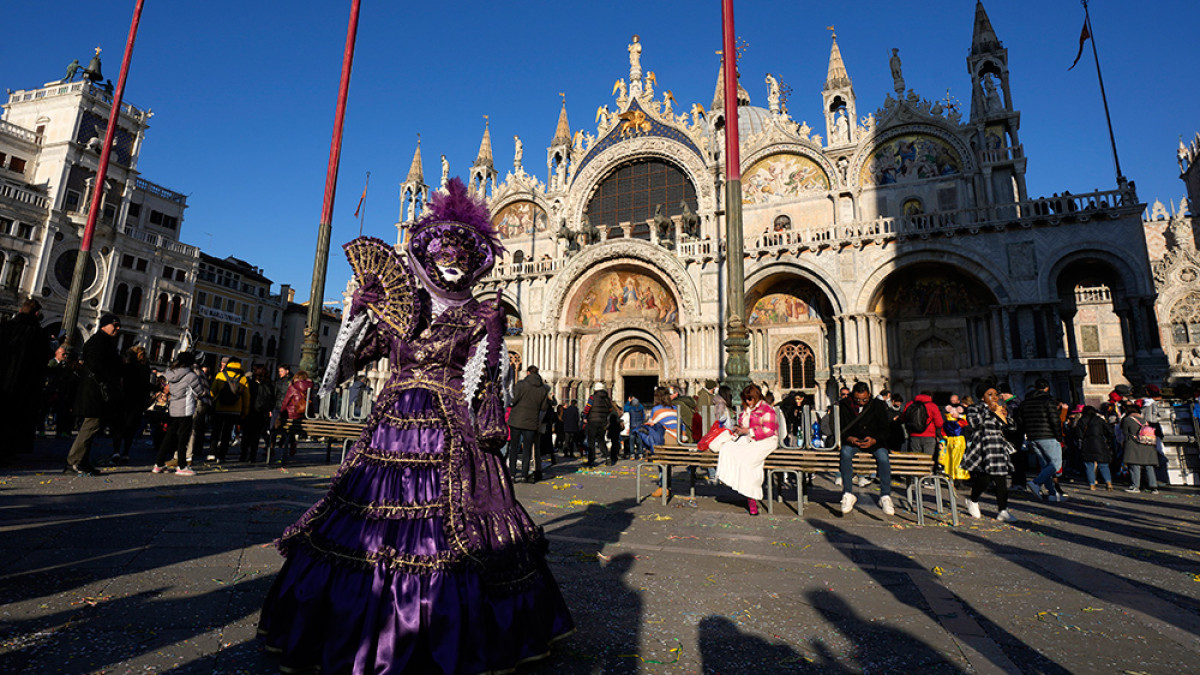 Venice Carnival Draws Huge Crowd As World Resumes Post-Pandemic