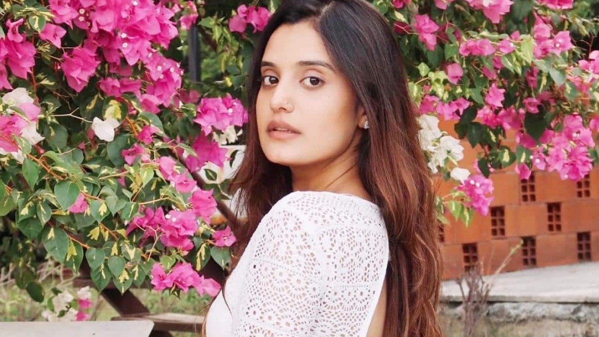 Ayushi Khurana Enjoys Iftar Party With Her Co-Stars On The Sets Of 'Ajooni'