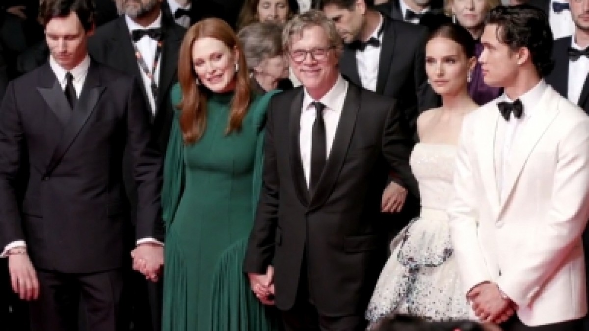 Natalie Portman Julianne Moores Sex Scandal Drama May December Heats