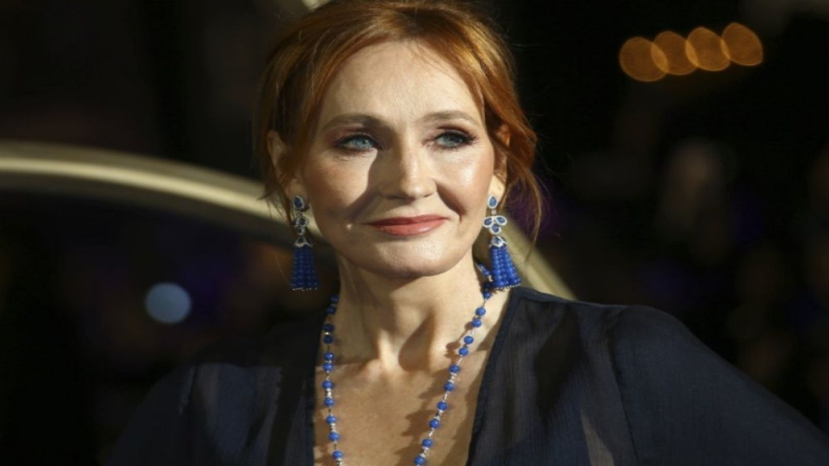 JK Rowling Jokes Harry Potter Turned To Crack Due To Stress Of Being ...